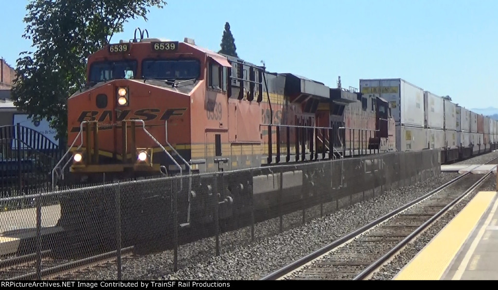 BNSF 6539 Leads an Intermodal Train